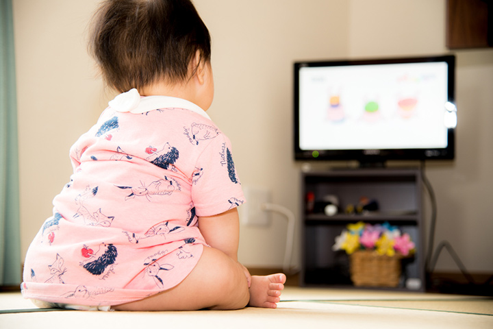 Is It Safe For Babies To Watch TV? Effects And Alternatives ...